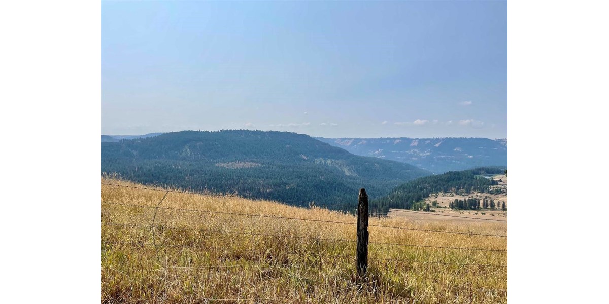 20 Acres with AMAZING views and ready for your animals