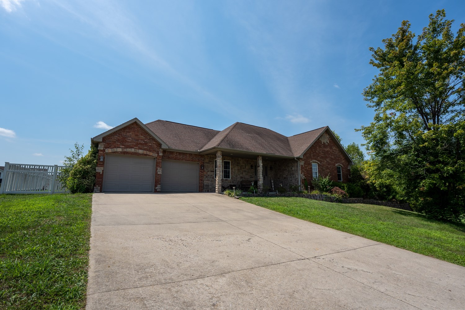 LUXURY HOME IN TOWN FOR SALE IN HOWELL COUNTY, MO