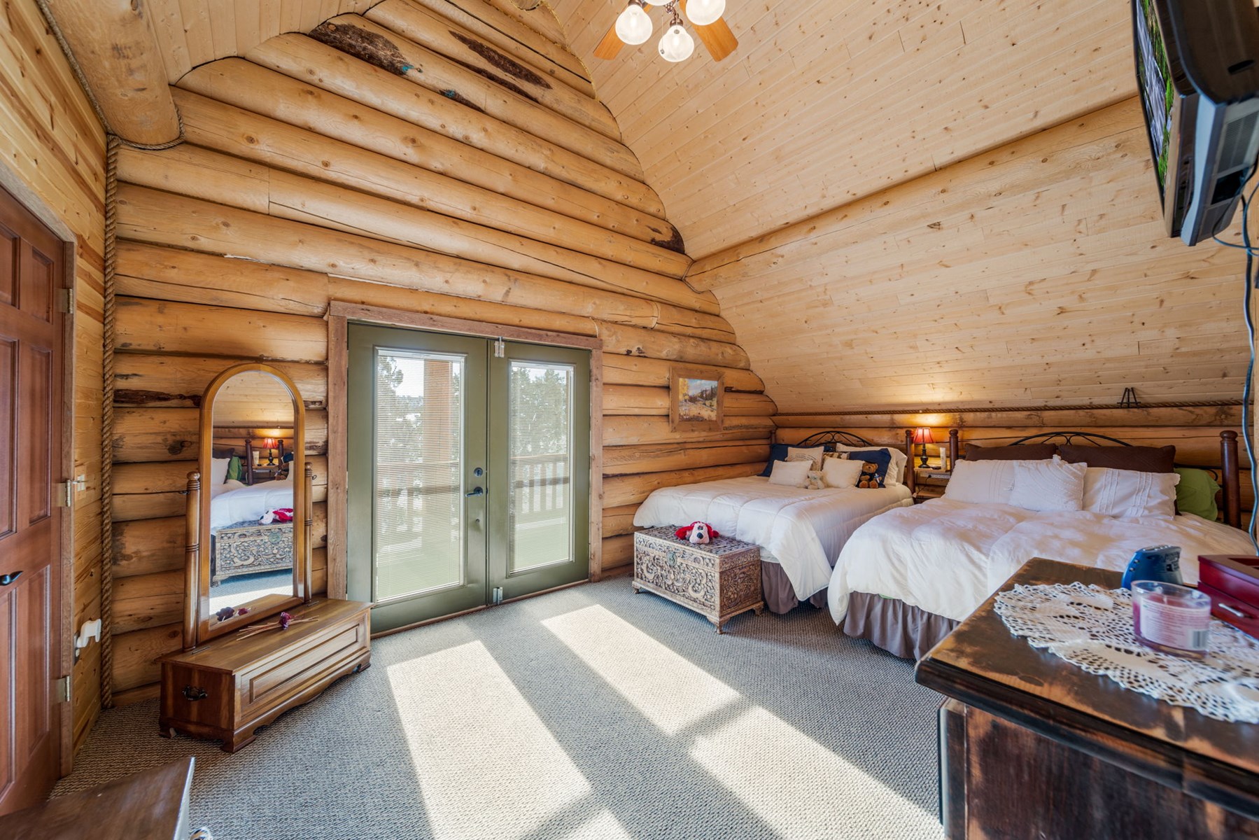 Beautiful Swedish Cope Log Cabin in Southwest Colorado