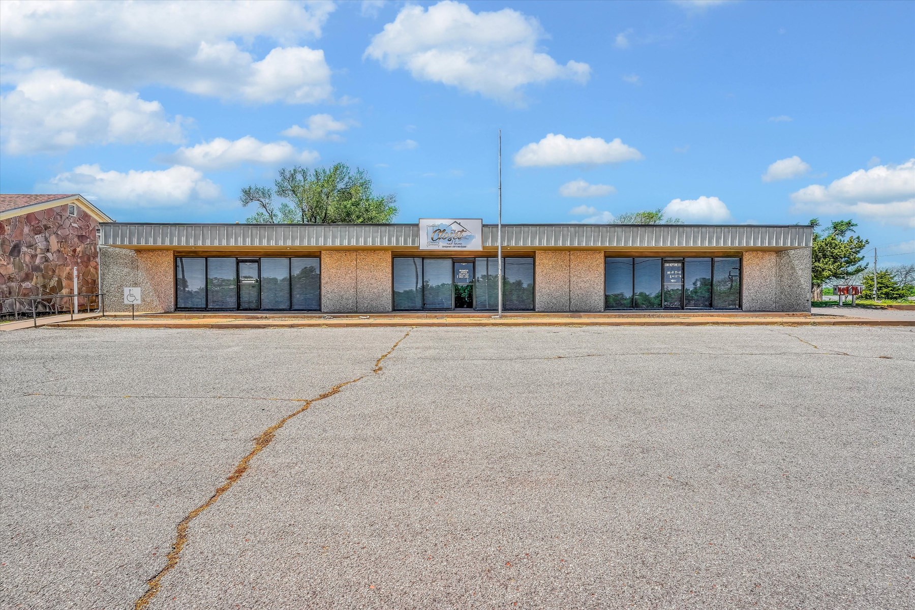 4,600 SqFt Multi-Tenant Office Building | Clinton, Oklahoma