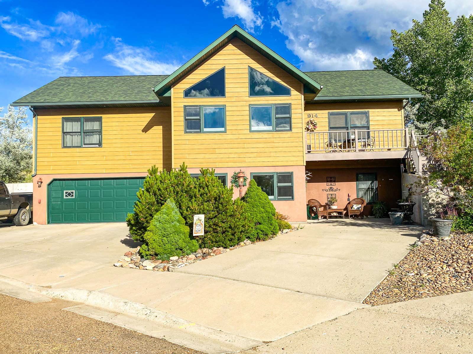 Large Family Home Overlooking Glasgow Mt